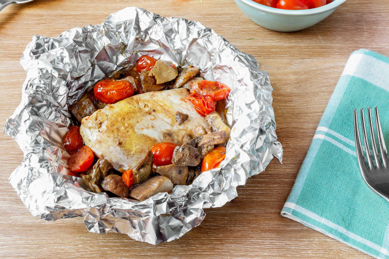 Cartoccio di pollo, pomodorini e funghi