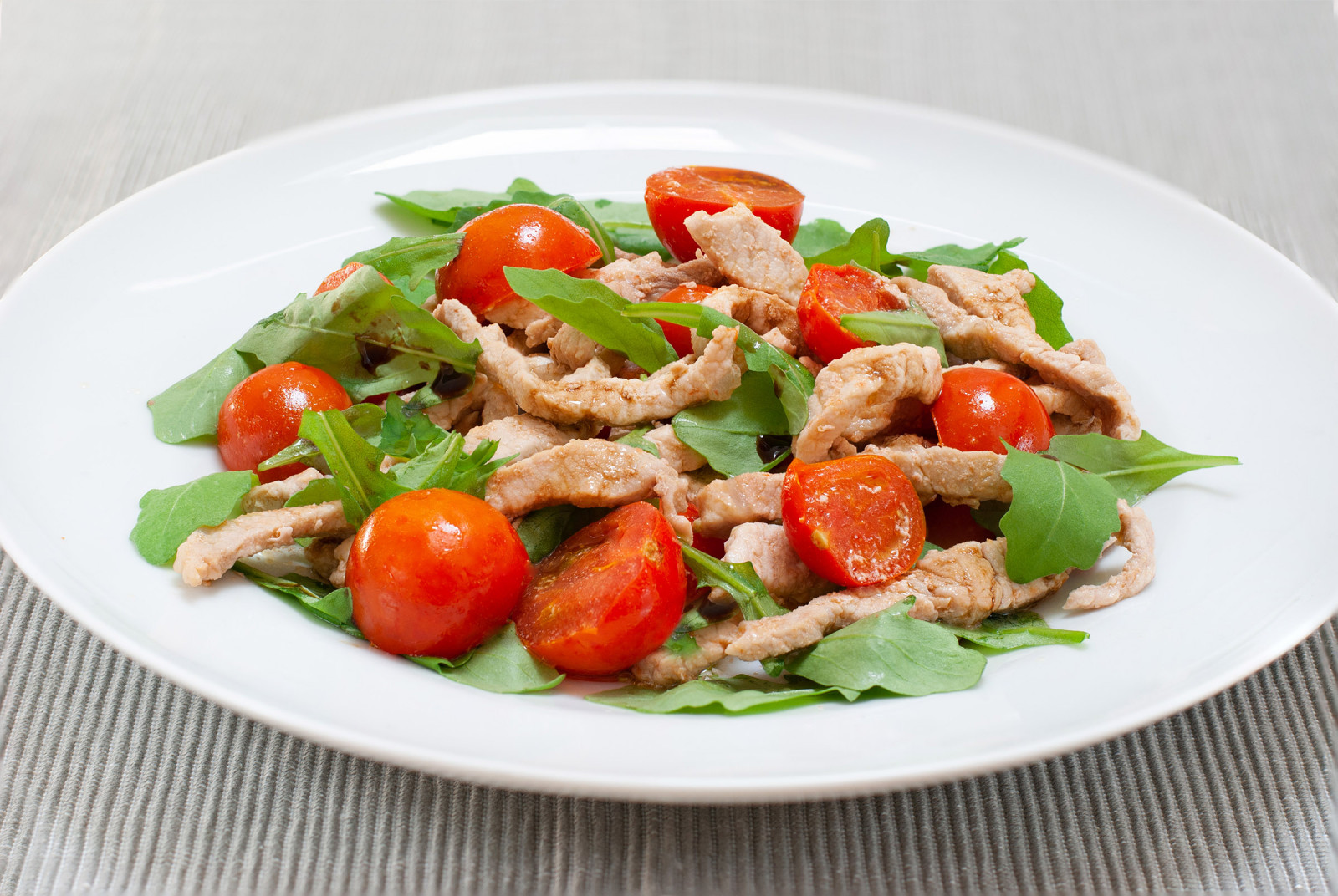 Straccetti di maiale rucola e pomodorini