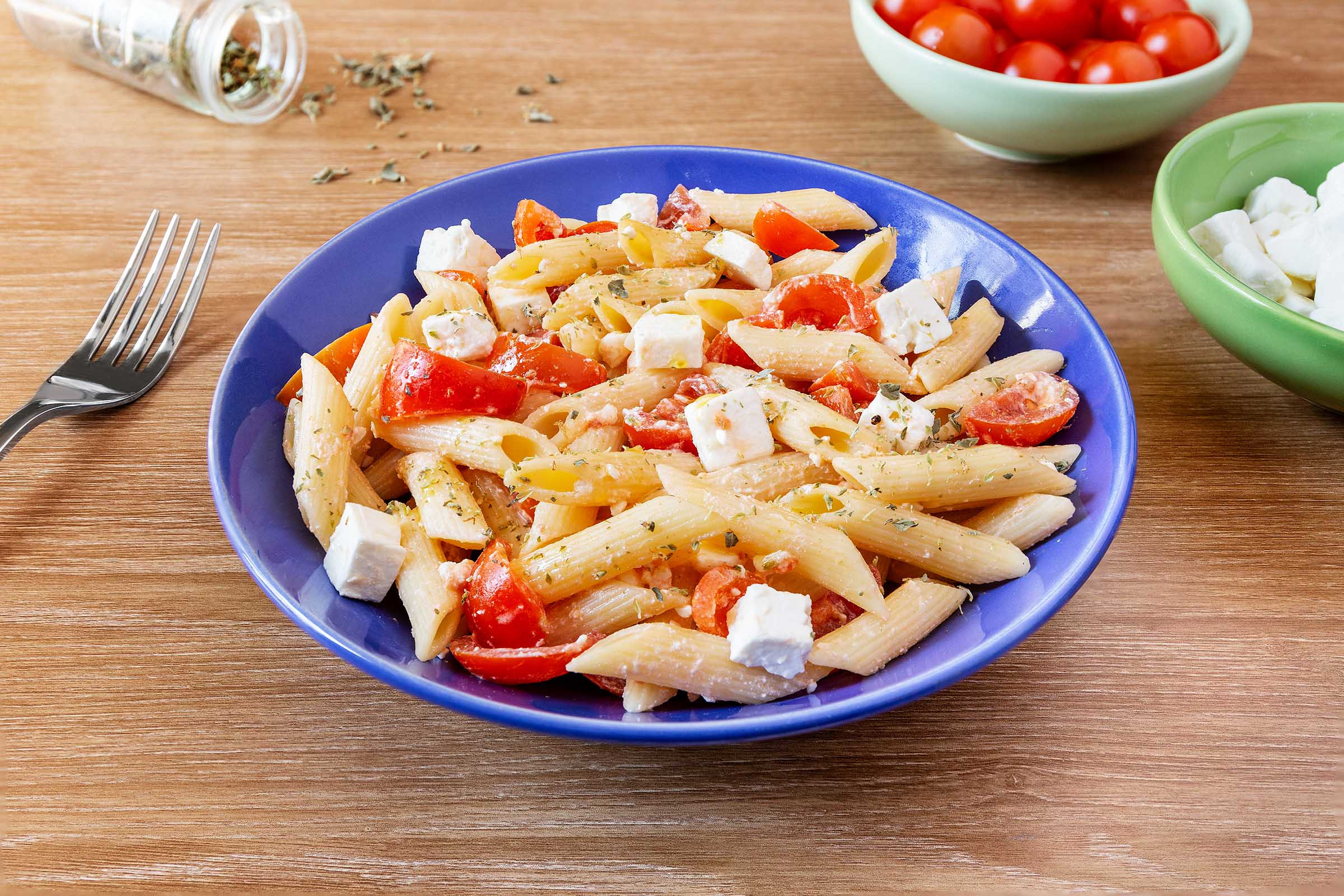 Pasta fredda con feta e pomodorini